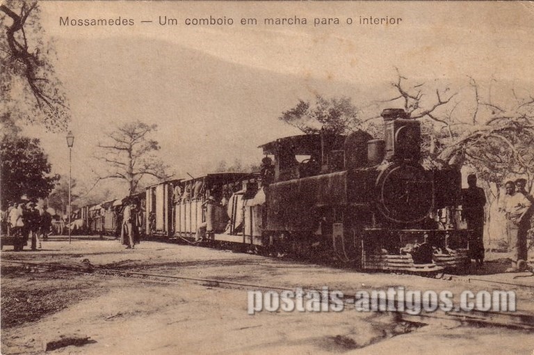 Um comboio em marcha para o interior - Moçâmedes - Angola