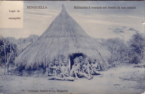 Bailundos em frente da sua cubata - Benguela - Angola